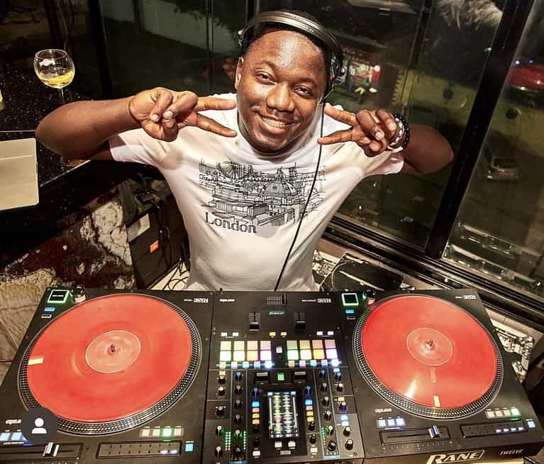 Les maestros du mix : 10 DJ qui influencent la scène ivoirienne